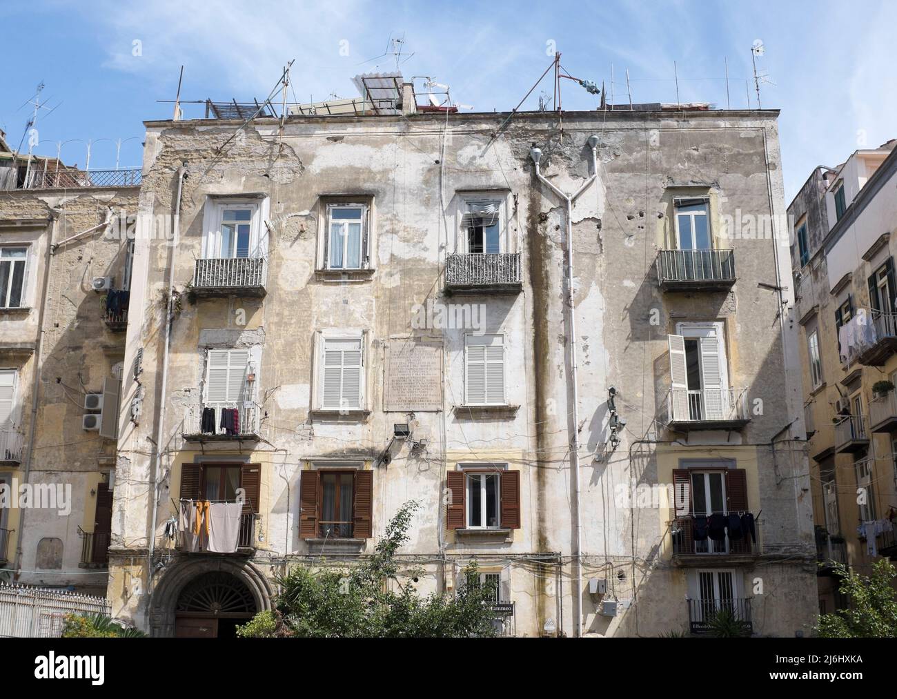 Rundown apartment hi-res stock photography and images - Alamy