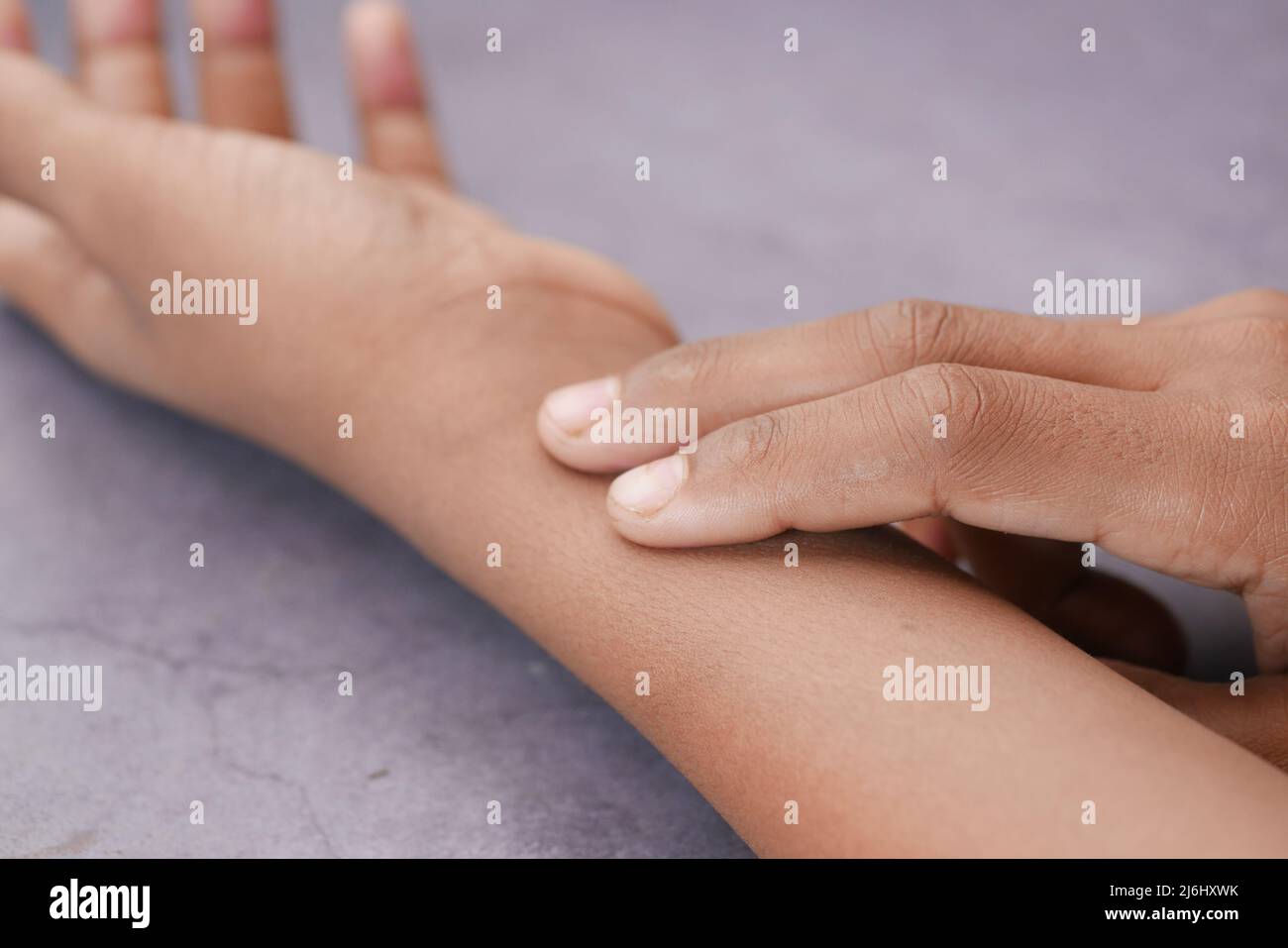 measuring pulse on wrist of hand Stock Photo - Alamy