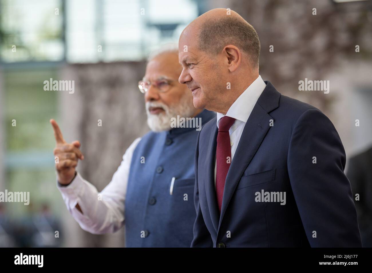 02 May 2022, Berlin: German Chancellor Olaf Scholz (SPD, v) welcomes ...