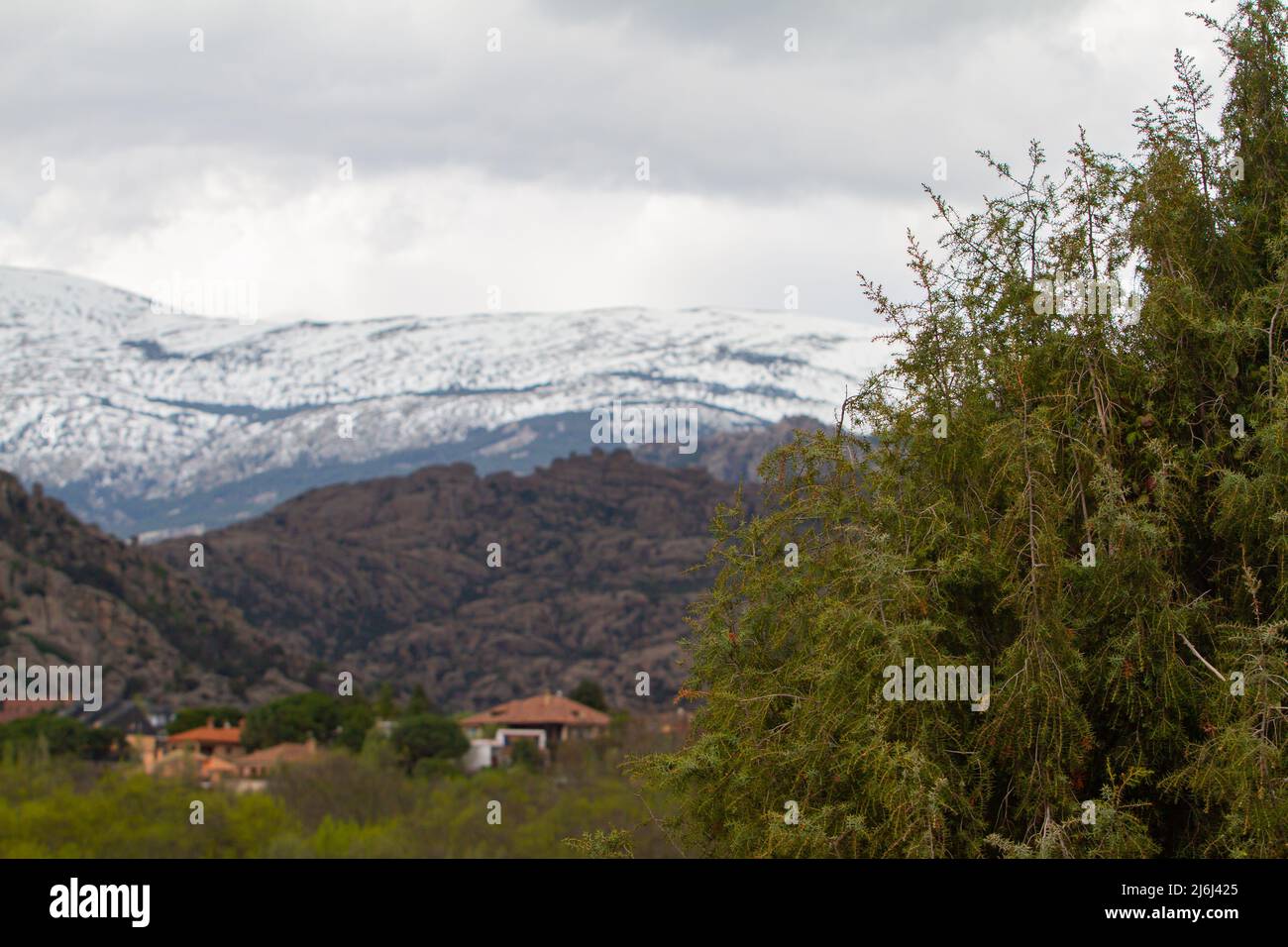 Long range shot cliff hi-res stock photography and images - Alamy