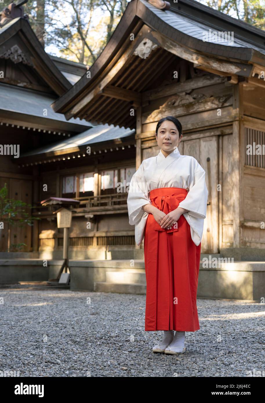 Shinto clothing hi-res stock photography and images - Alamy