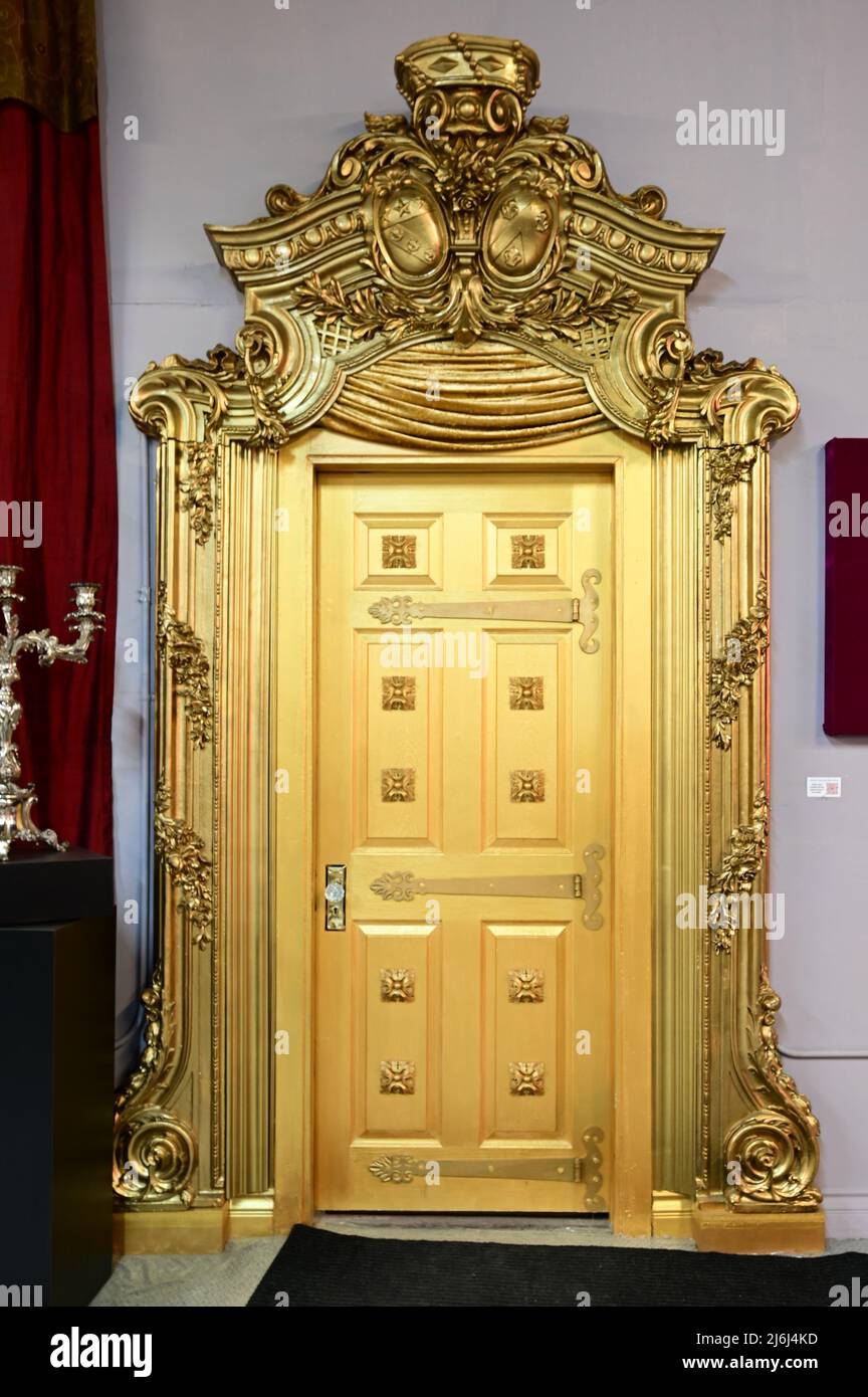 Liberace gold hi-res stock photography and images - Alamy