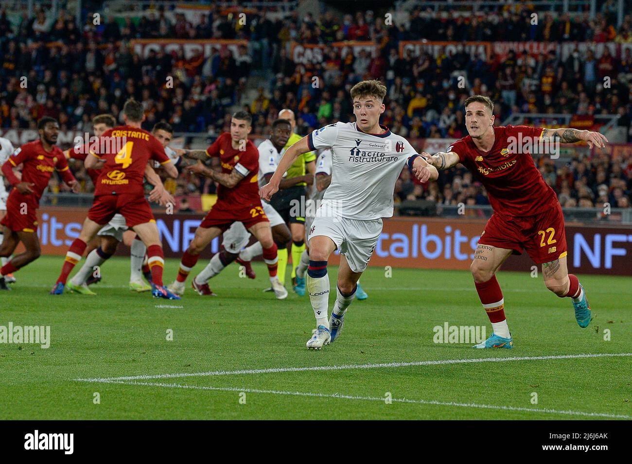 Aaron Hickey of Bologna FC and Nicol˜ Zaniolo of AS Roma during ...