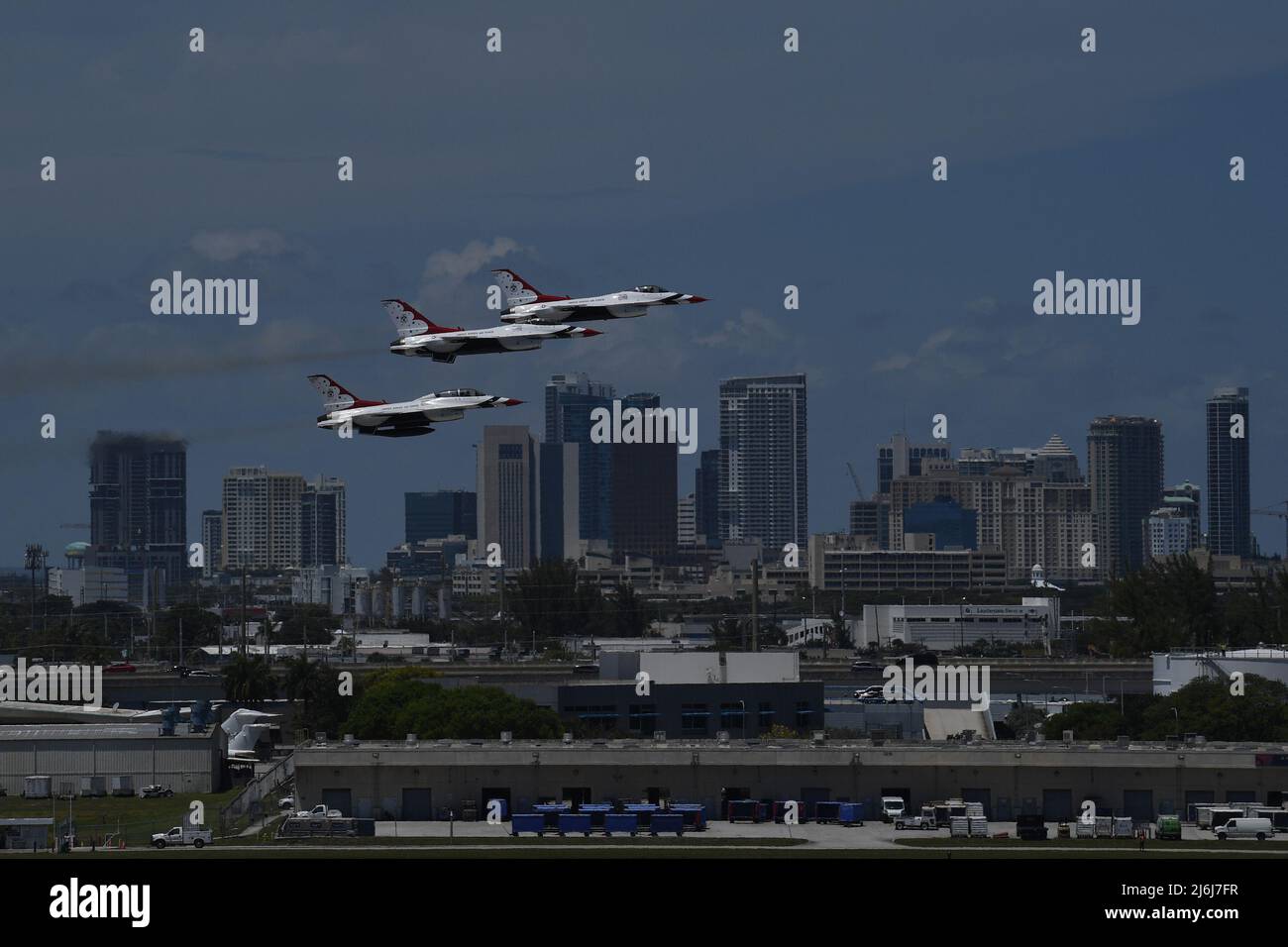 FORT LAUDERDALE FL - MAY 01: United States Air Force Thunderbirds ...