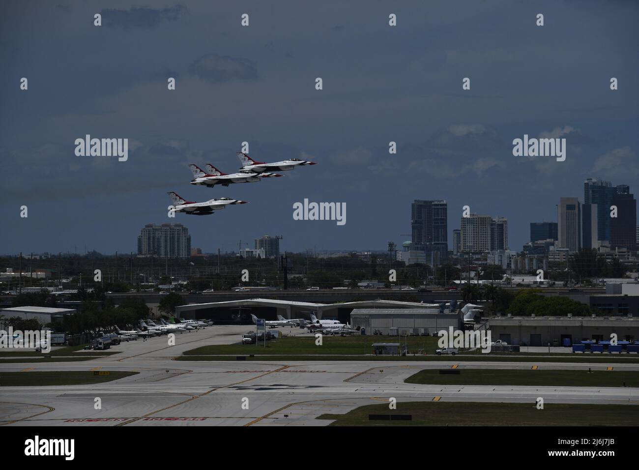 FORT LAUDERDALE FL - MAY 01: United States Air Force Thunderbirds ...