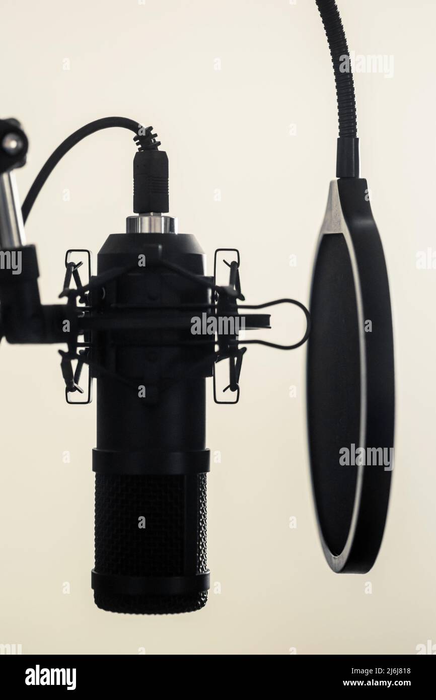 Media microphone head shot hi-res stock photography and images - Alamy