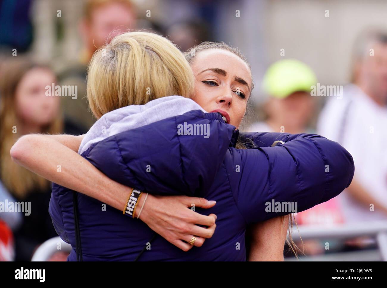 Eilish McColgan hugs her mum Liz McColgan after winning the women's ...