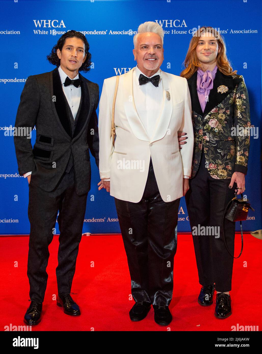 Henry R. Muñoz III, center, arrives for the 2022 White House ...