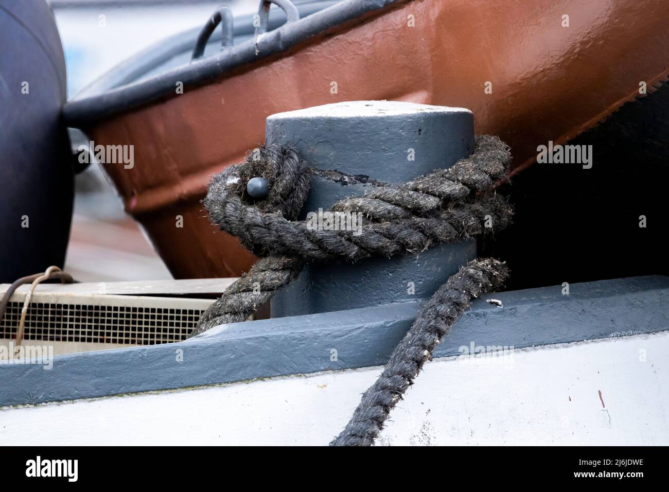 Ship rope on bollards in the harbour Stock Photo - Alamy