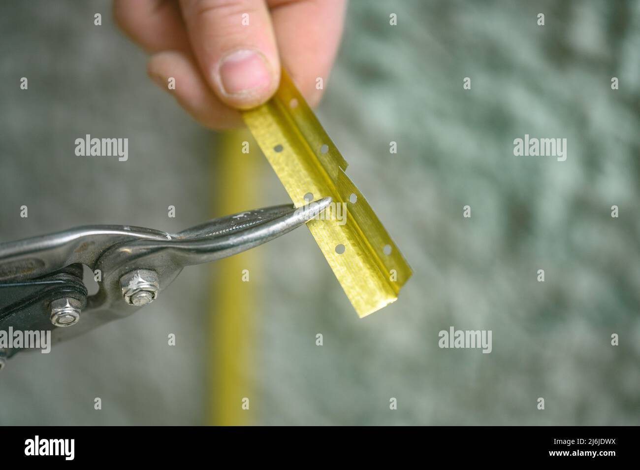 Metal guides for leveling the wall with concrete mortar, installation ...