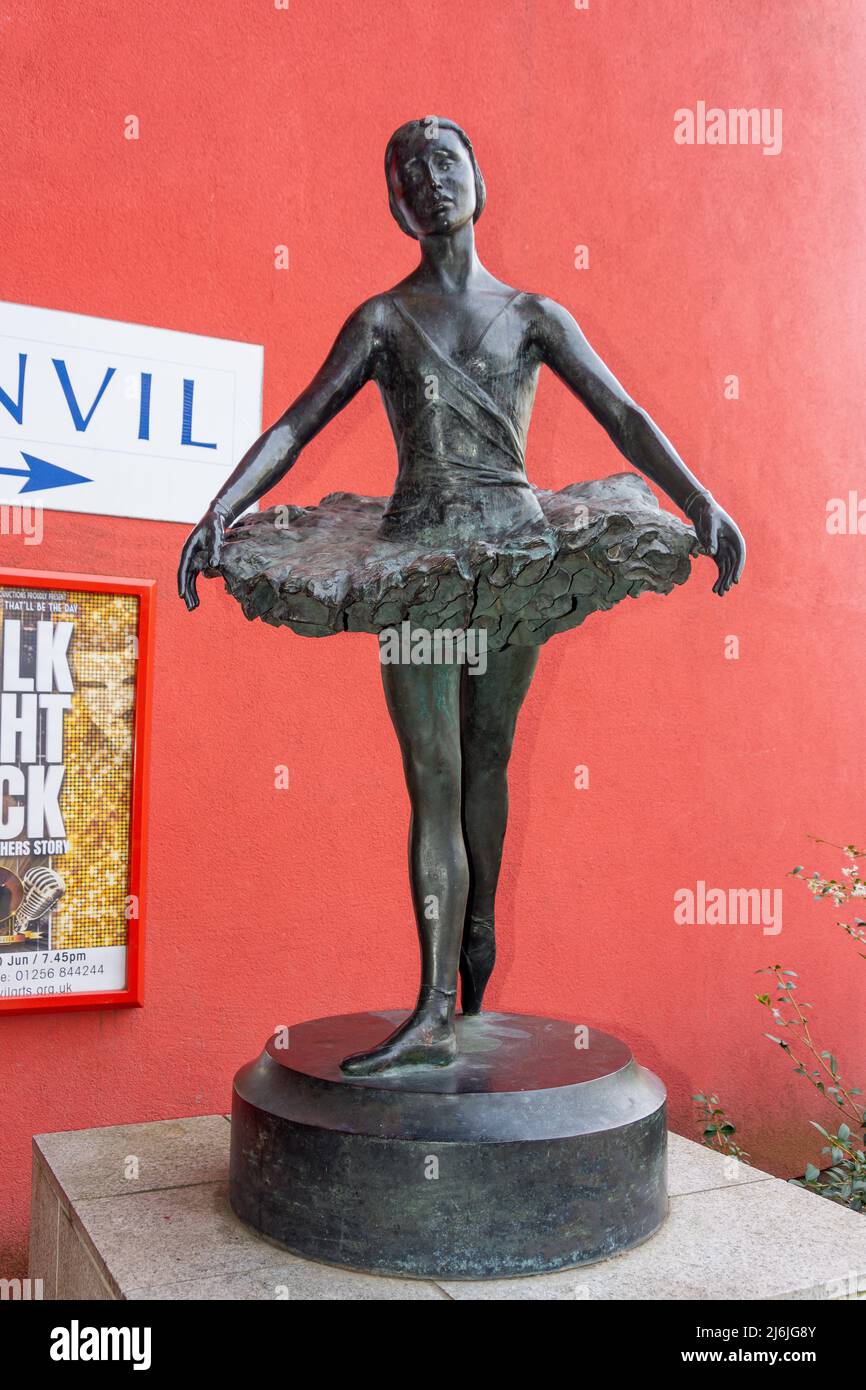 'Poppy' sculpture outside Anvil Arts centre, Churchill Way, Basingstoke ...