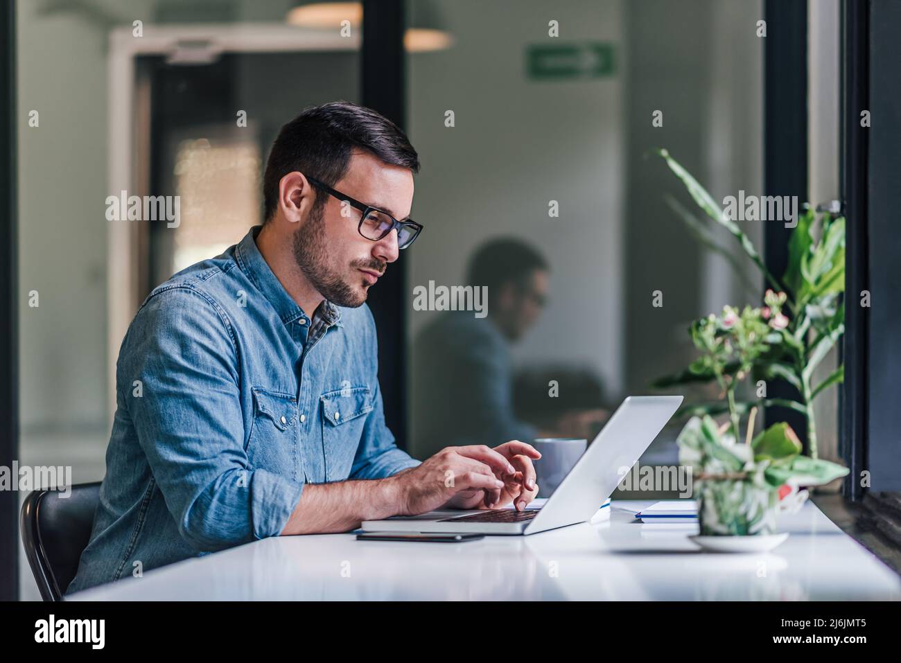 Freelancer typing hi-res stock photography and images - Alamy