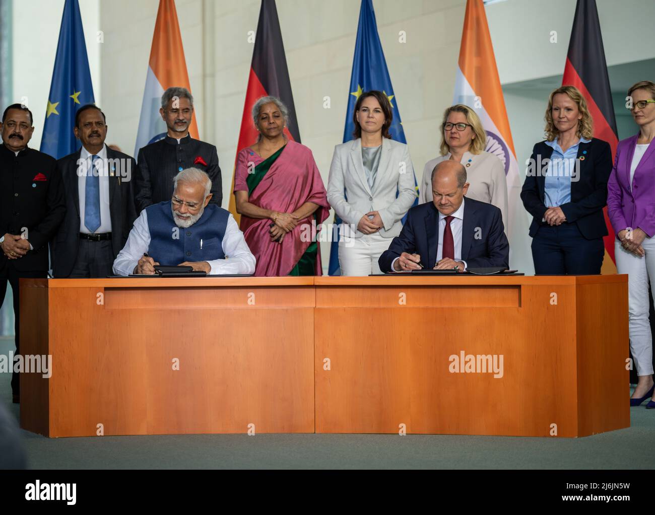 02 May 2022, Berlín;: German Chancellor Olaf Scholz (seated, right ...