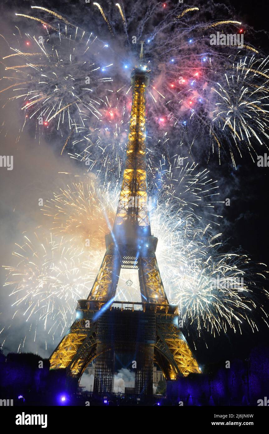 Fireworks on Eiffel tower in Paris for french national day Tour eifel ...