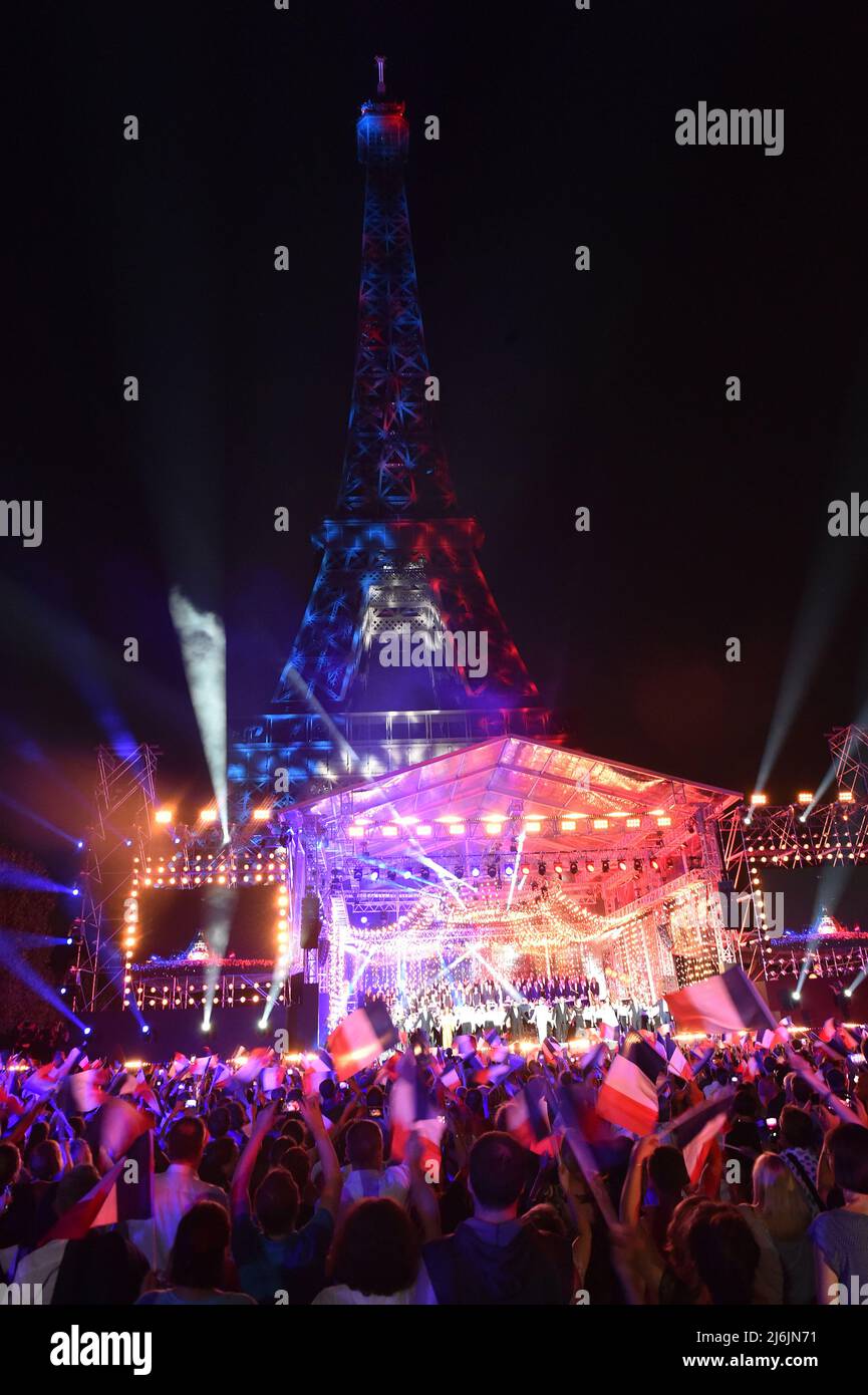Fireworks on Eiffel tower in Paris for french national day Tour eifel ...
