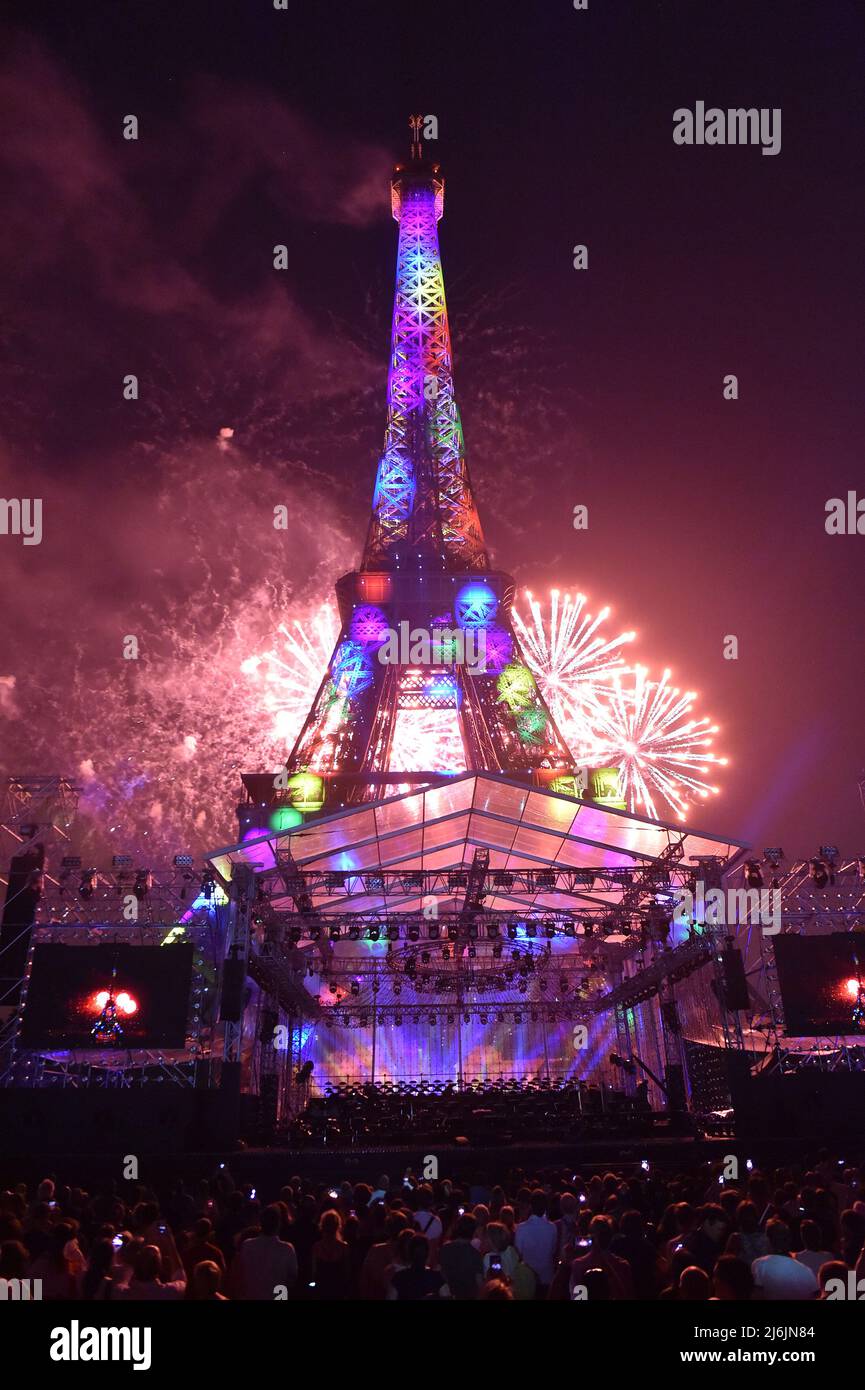 Fireworks on Eiffel tower in Paris for french national day Tour eifel ...