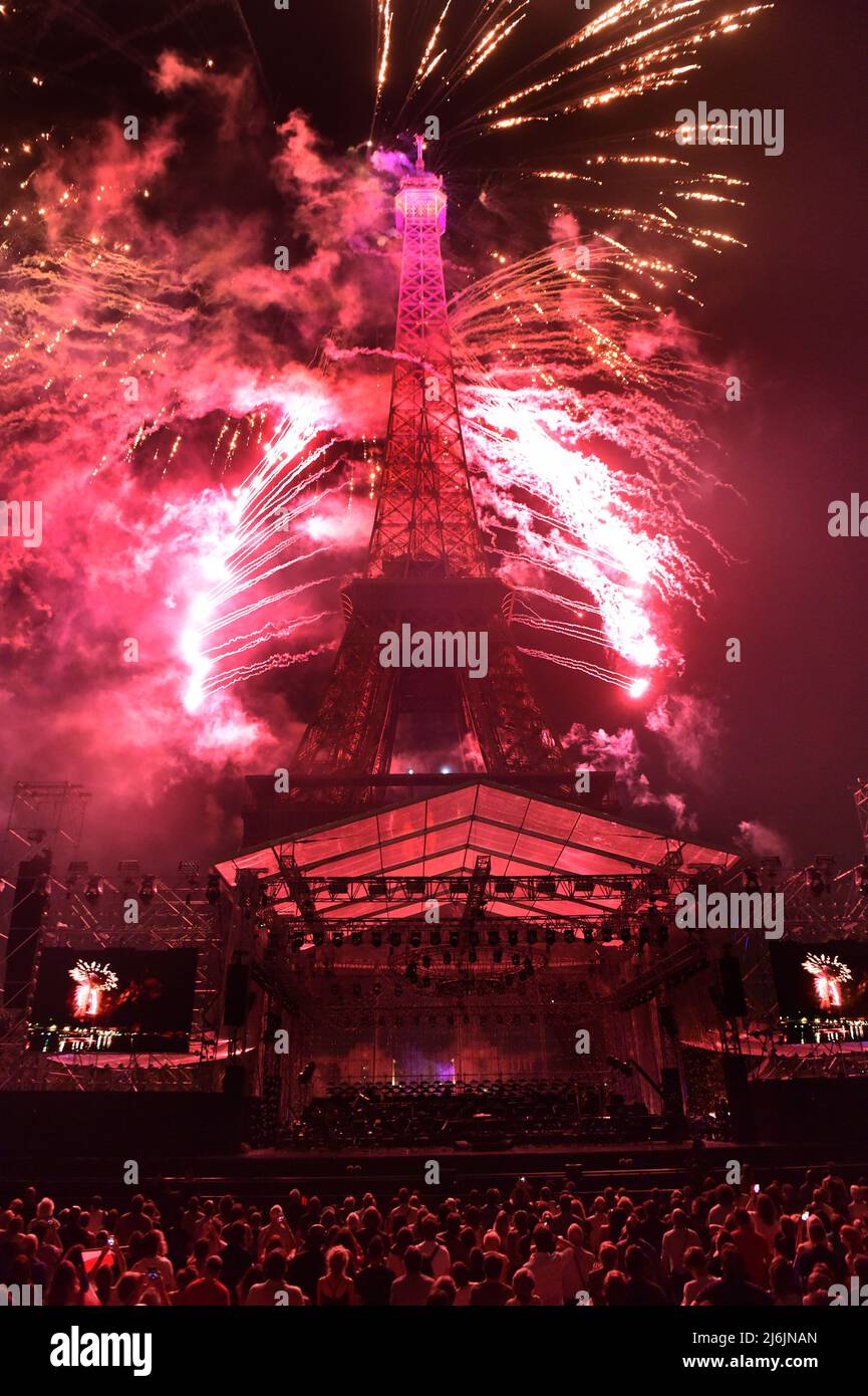 Fireworks on Eiffel tower in Paris for french national day Tour eifel ...