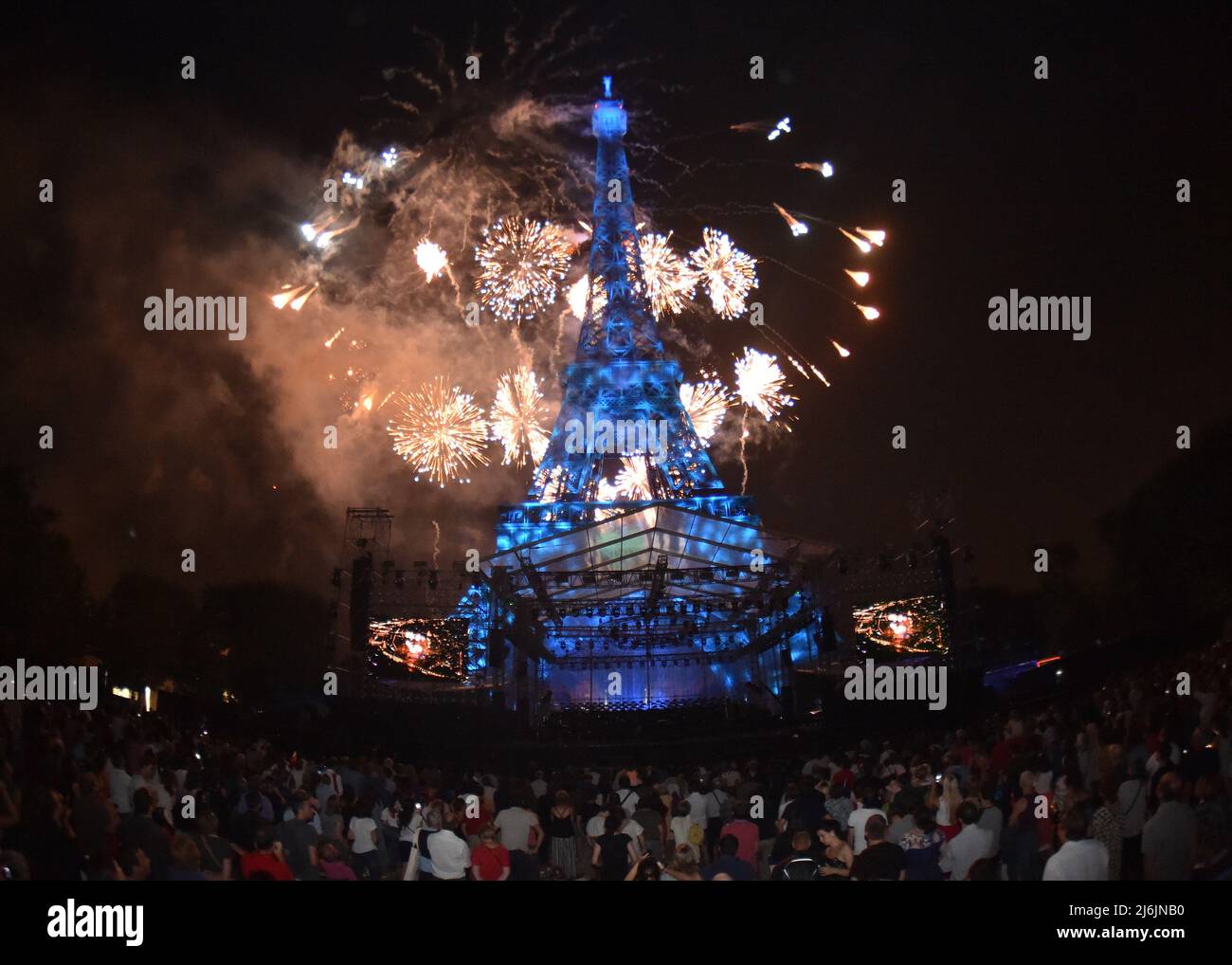 Fireworks on Eiffel tower in Paris for french national day Tour eifel ...