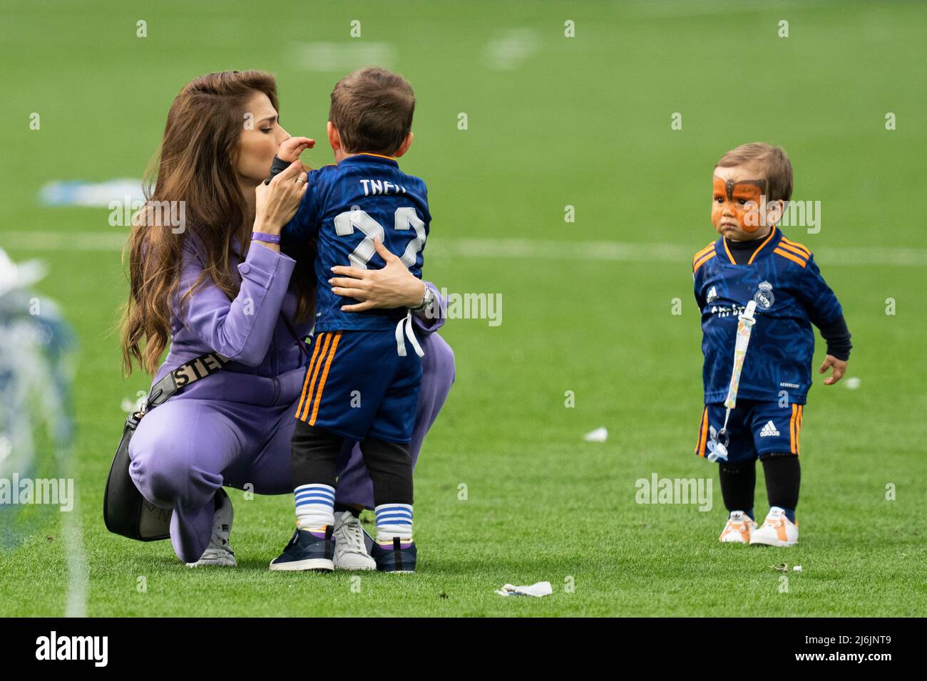 Real Madrid's Isco Alarcon's wife Sara Salamo celebrates with her kids ...