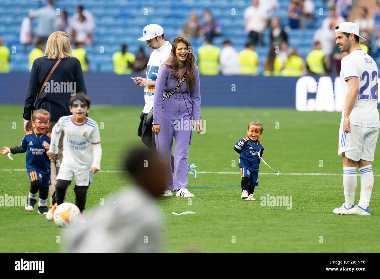 Real Madrid's Isco Alarcon celebrates with his wife Sara Salamo and ...