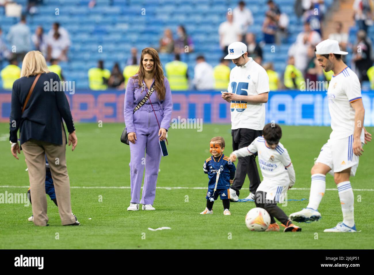 Real Madrid's Isco Alarcon celebrates with his wife Sara Salamo and ...