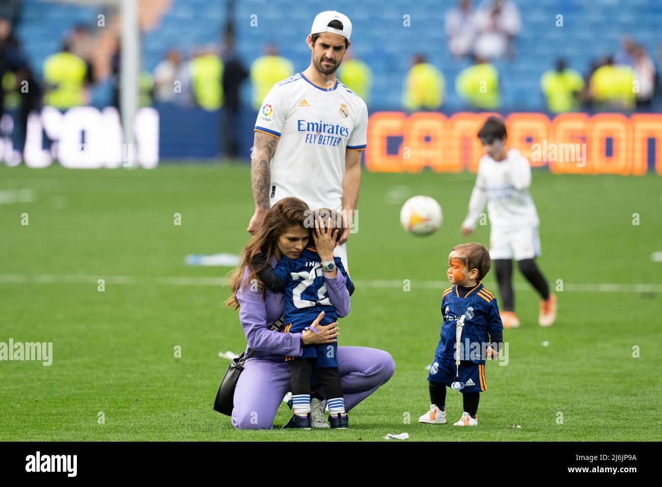 Real Madrid's Isco Alarcon celebrates with his wife Sara Salamo and ...