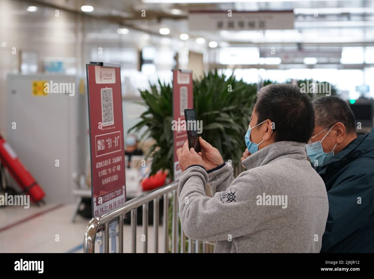 (220502) -- BEIJING, May 2, 2022 (Xinhua) -- Relatives of patients scan ...
