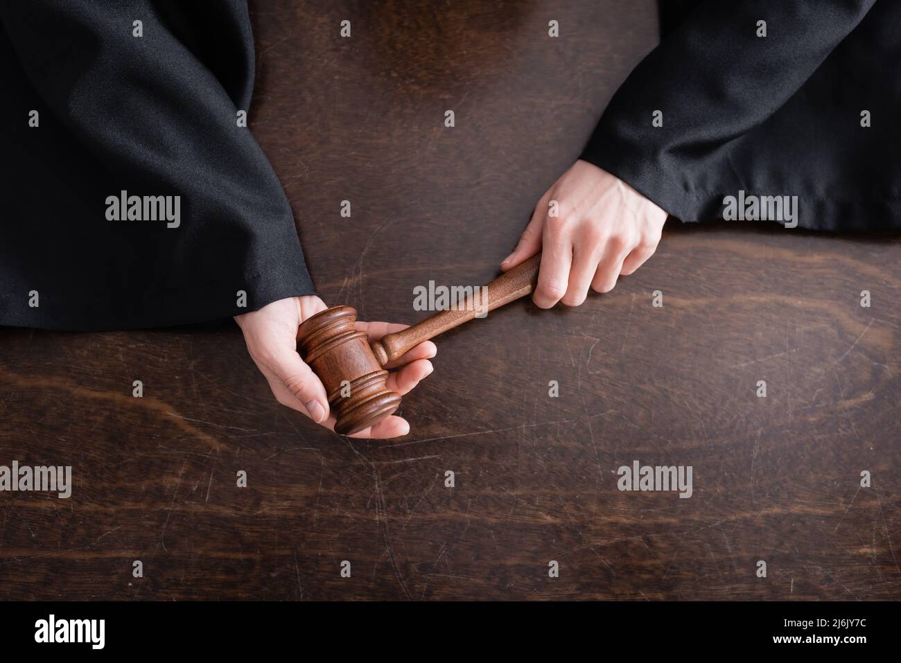 Judge holding gavel hi-res stock photography and images - Alamy