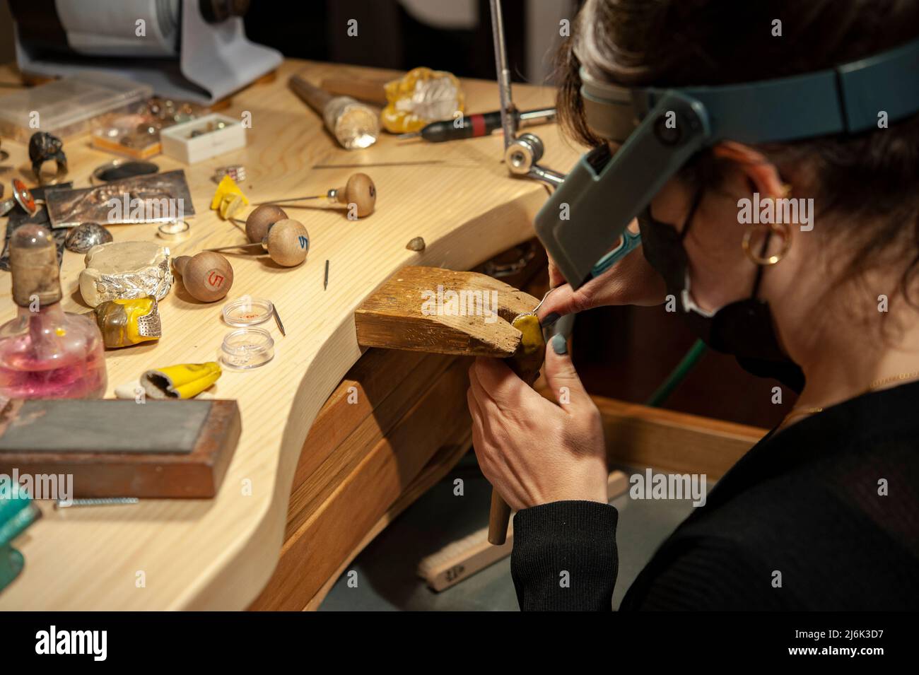 Goldsmith at work in his workshop Stock Photo - Alamy