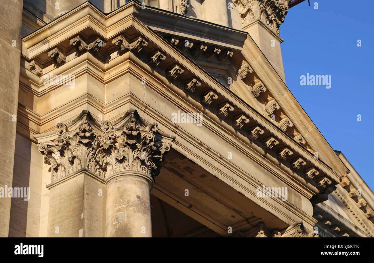 Classical portico hi-res stock photography and images - Alamy