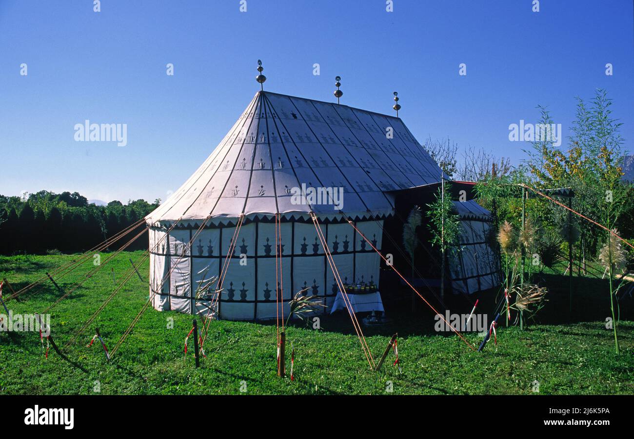 Moroccan tent set up for a traditional mechoui Stock Photo - Alamy