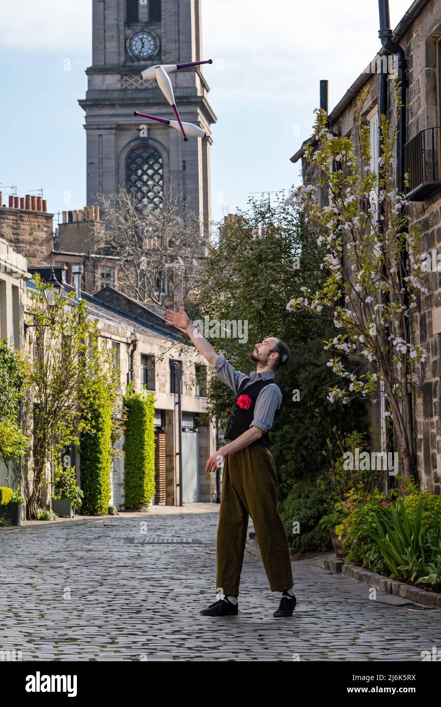 Circus performer juggling hi-res stock photography and images - Alamy