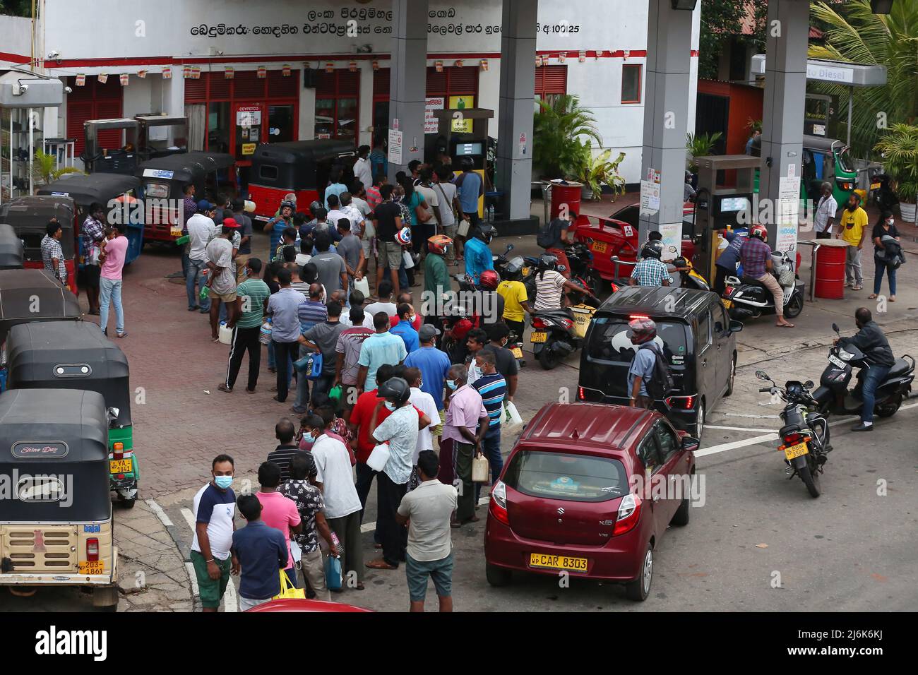 May 2, 2022, Colombo, Western, Sri Lanka: Vehicles queue up to use the ...