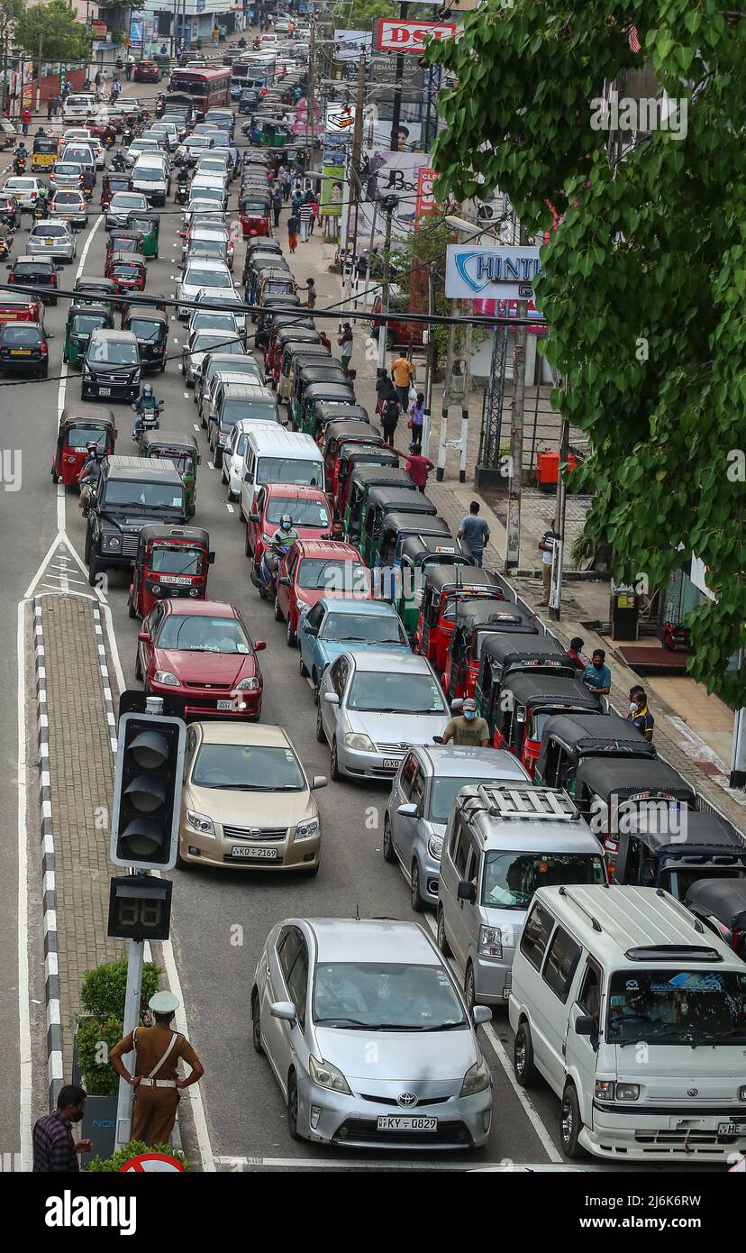 May 2, 2022, Colombo, Western, Sri Lanka: Vehicles queue up to use the ...