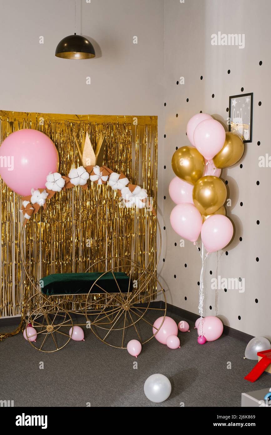 Photo zone for a little Princess: a carriage and balloons on a Golden ...