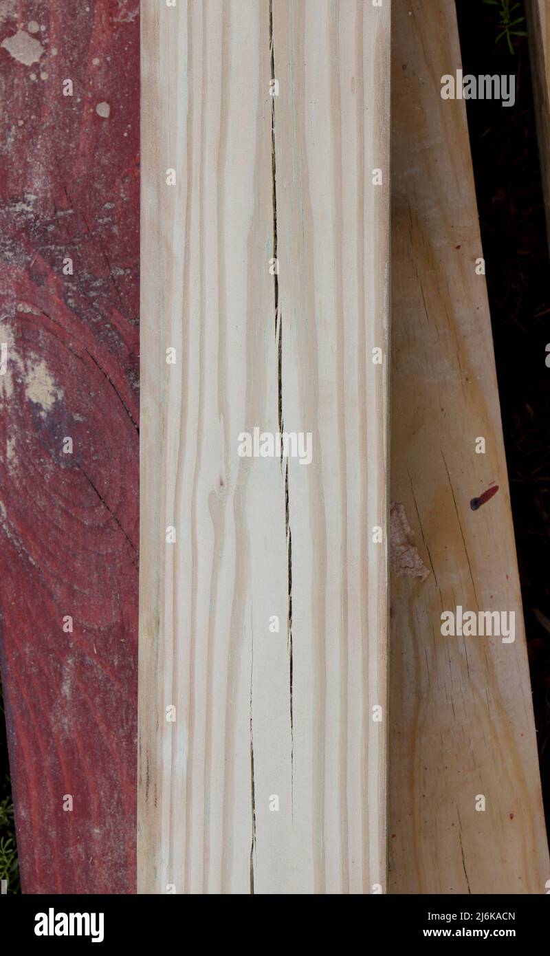 Cracked fence post hi-res stock photography and images - Alamy