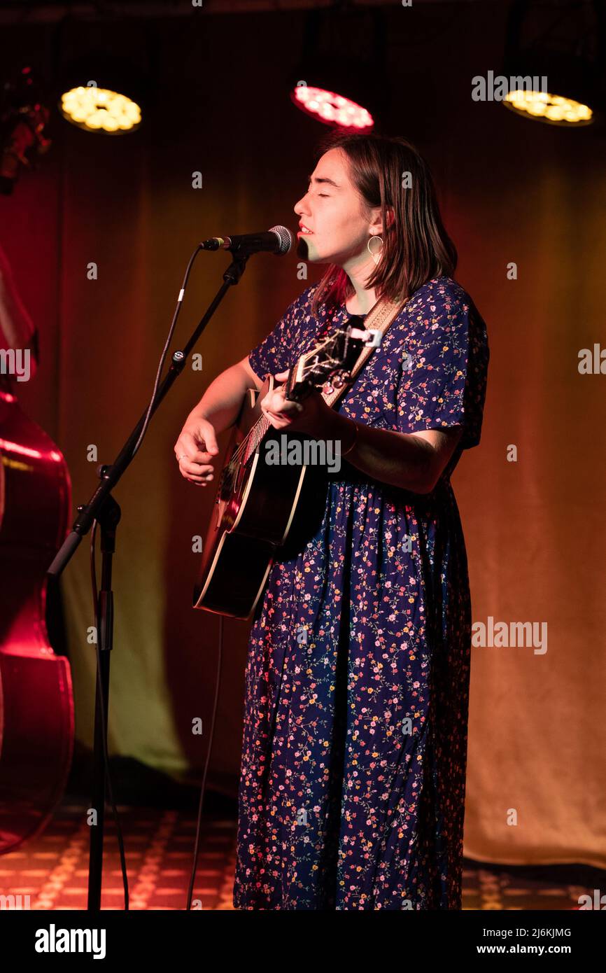 Picking up microphone stand hi-res stock photography and images - Alamy