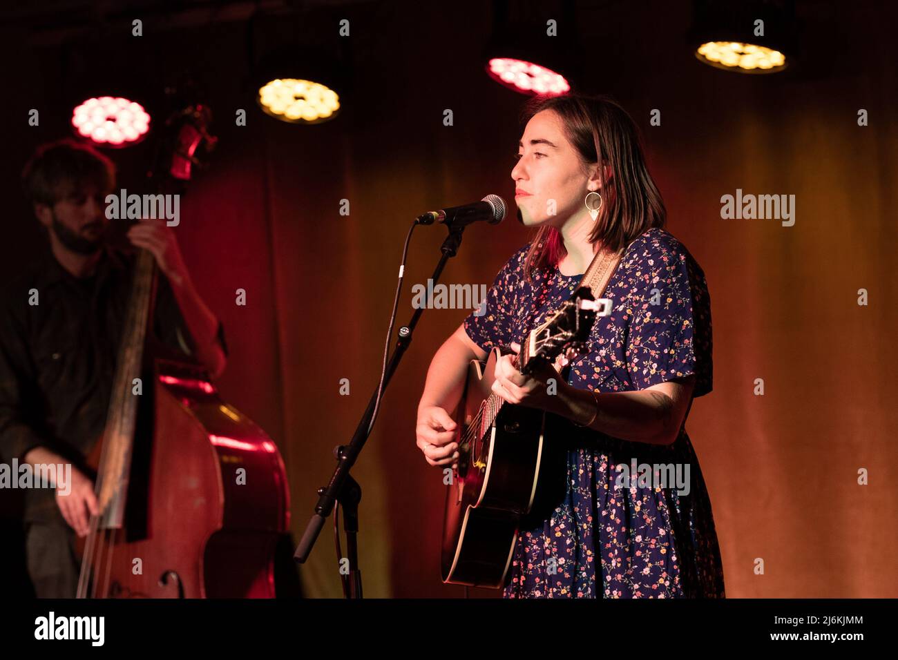 Picking up microphone stand hi-res stock photography and images - Alamy