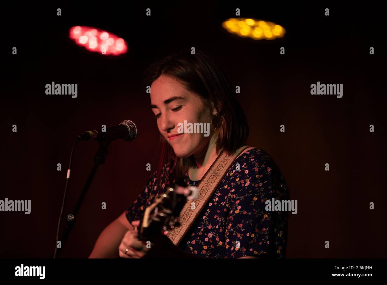 Picking up microphone stand hi-res stock photography and images - Alamy