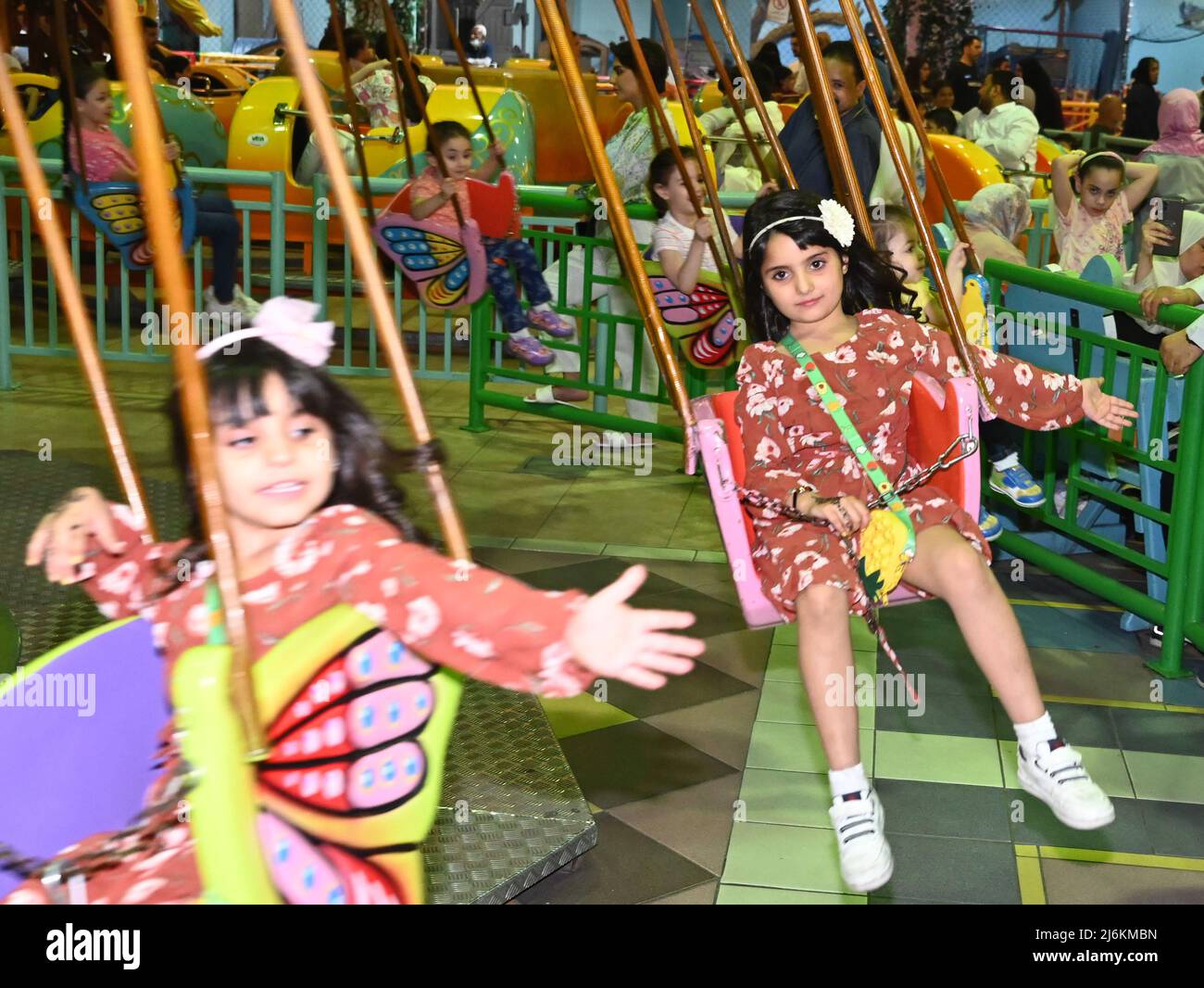 (220502) -- HAWALLI (KUWAIT), May 2, 2022 (Xinhua) -- Children take a ...
