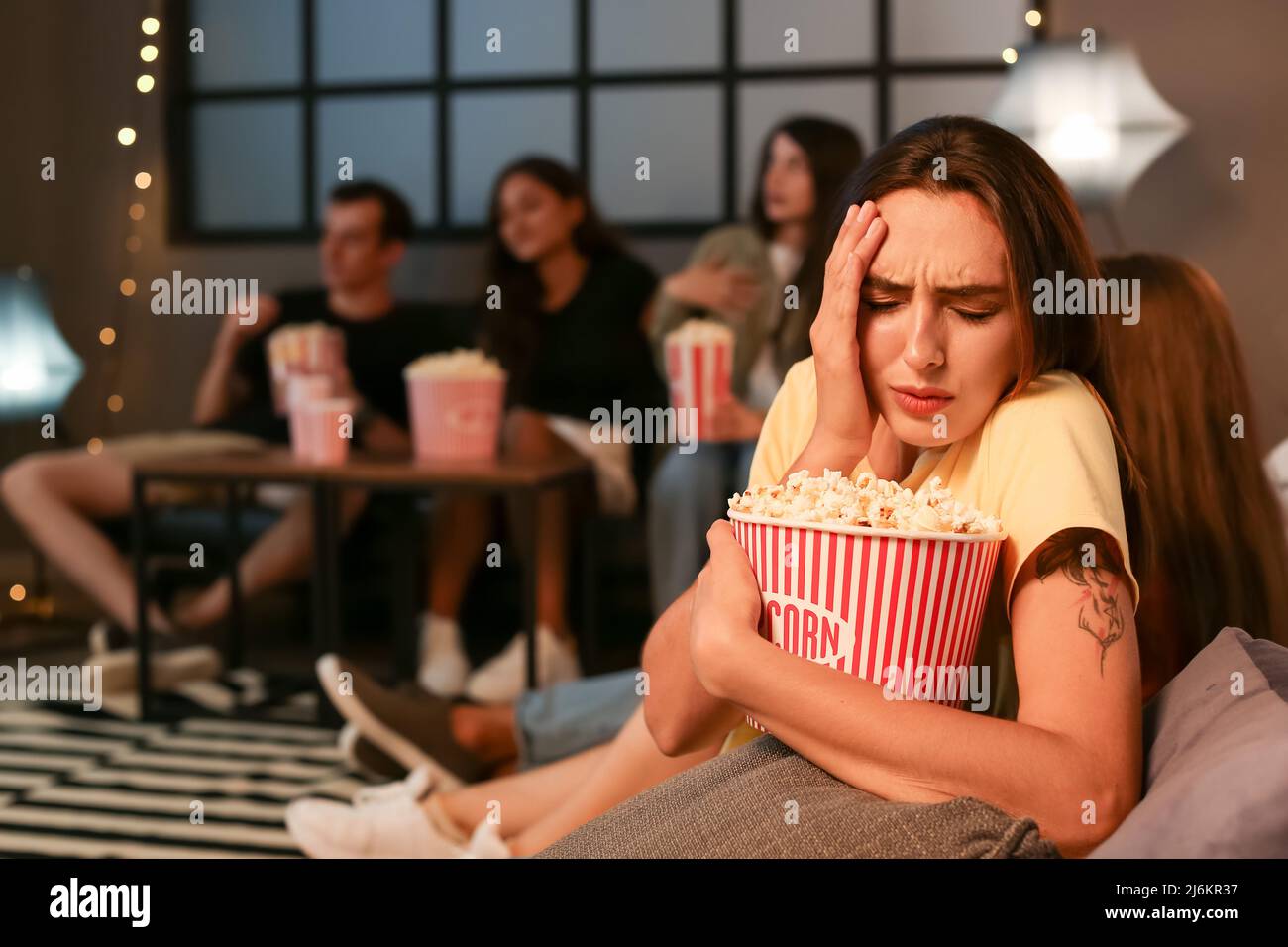 Watching friends serial hi-res stock photography and images - Alamy