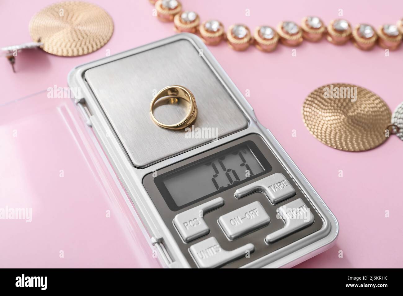 Scale with gold jewelry hi-res stock photography and images - Alamy