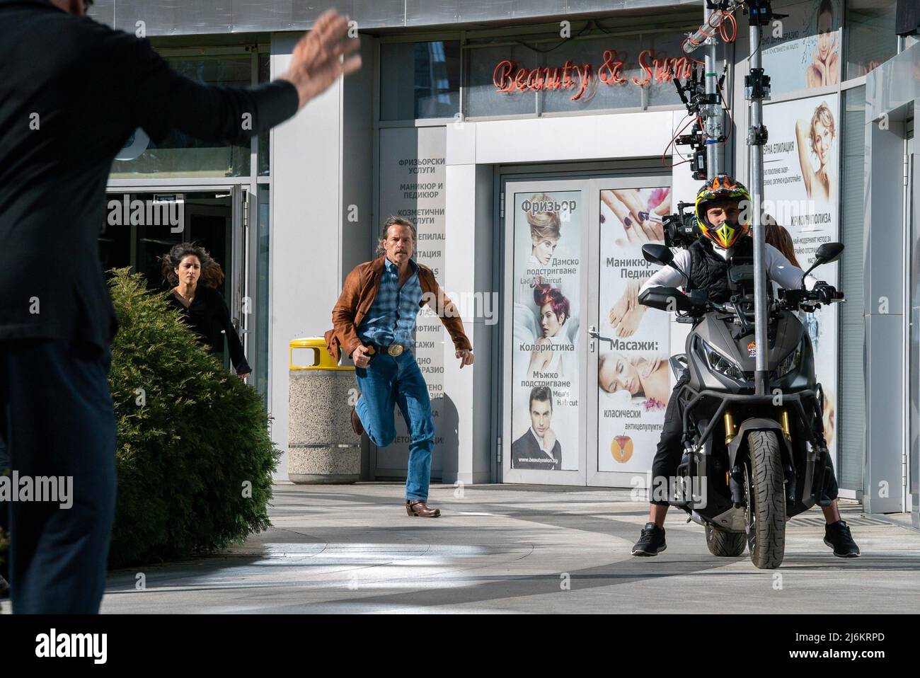 MEMORY, Taj Atwal (back left), Guy Pearce (center), on set, 2022. ph ...