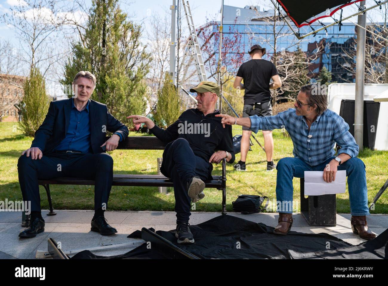 MEMORY, from left: Liam Neeson, director Martin Campbell, Guy Pearce ...