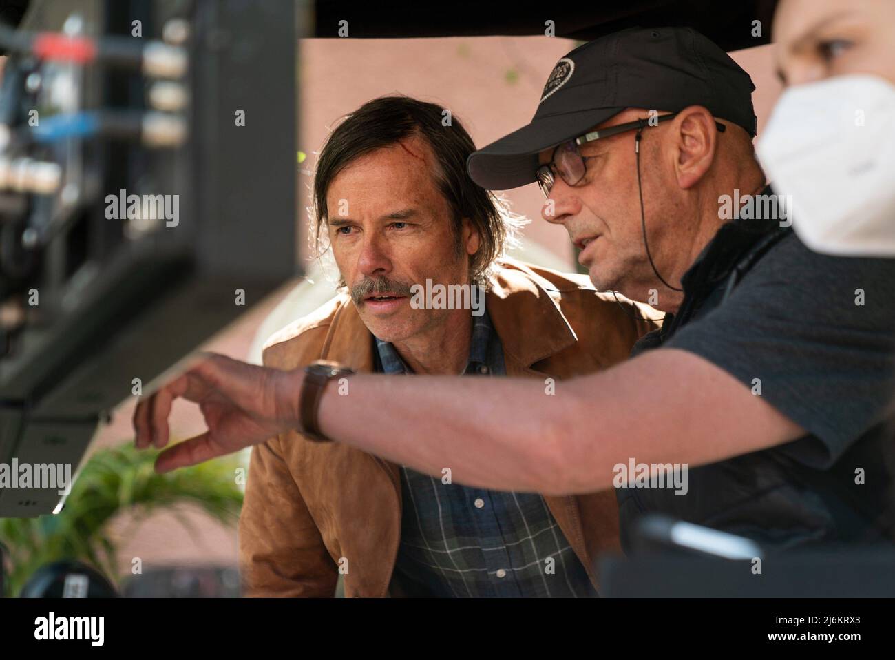 MEMORY, from left: Guy Pearce, director Martin Campbell, on set, 2022 ...