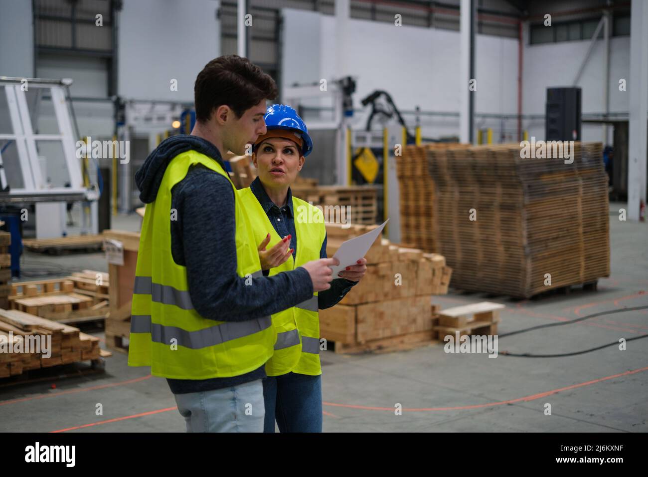 Workers collaborating to improve labor efficiency Stock Photo - Alamy