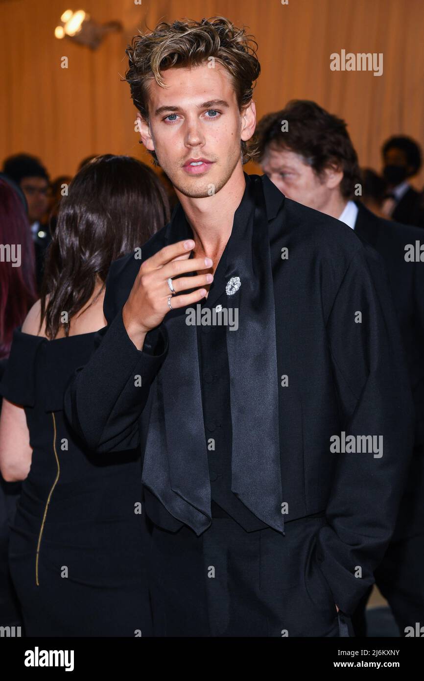 New York, USA. 2nd May, 2022. Austin Butler walking on the red carpet ...