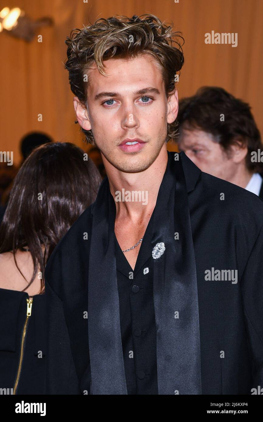 New York, USA. 2nd May, 2022. Austin Butler walking on the red carpet ...