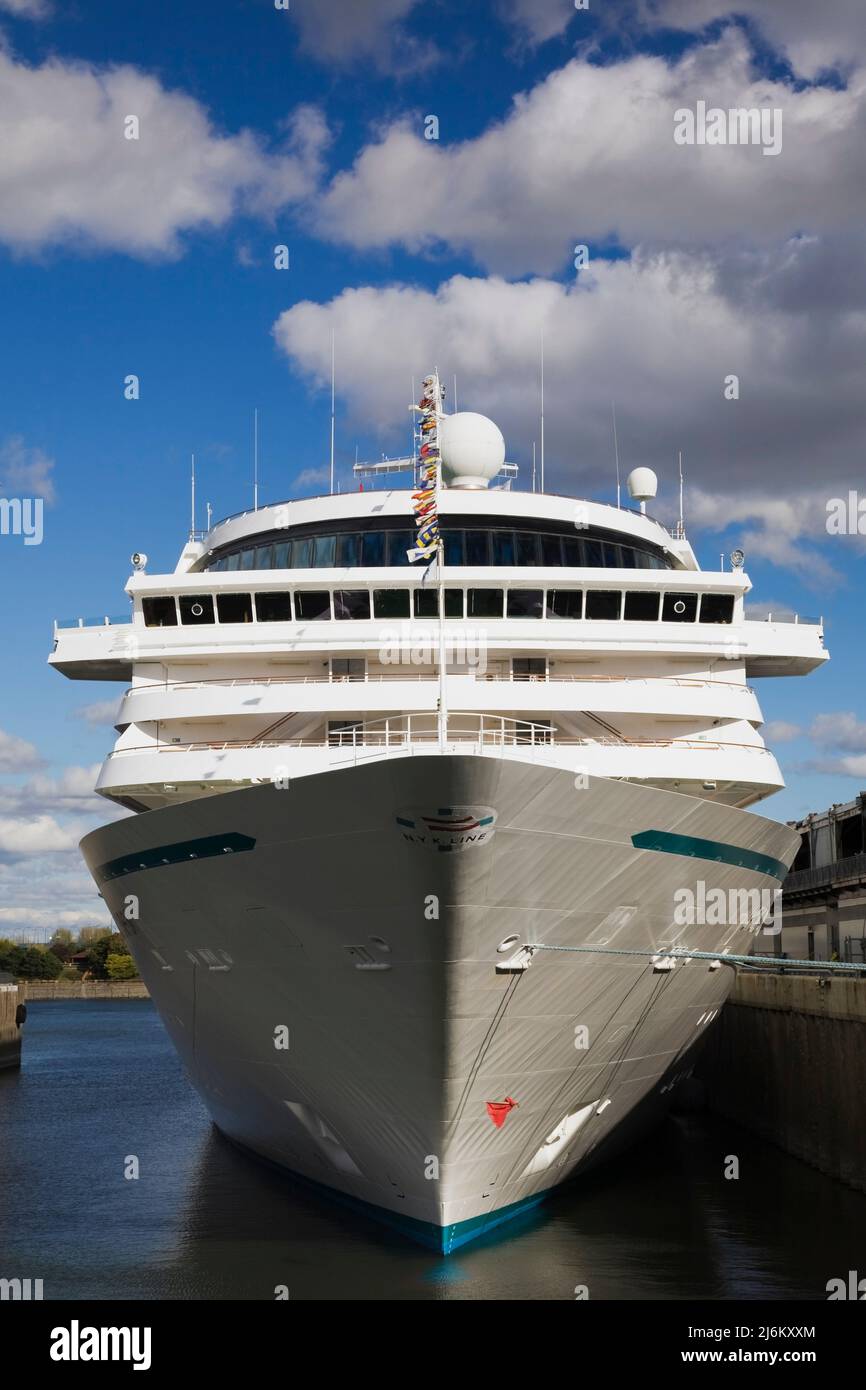 Cruise ship vertical portrait hi-res stock photography and images - Alamy