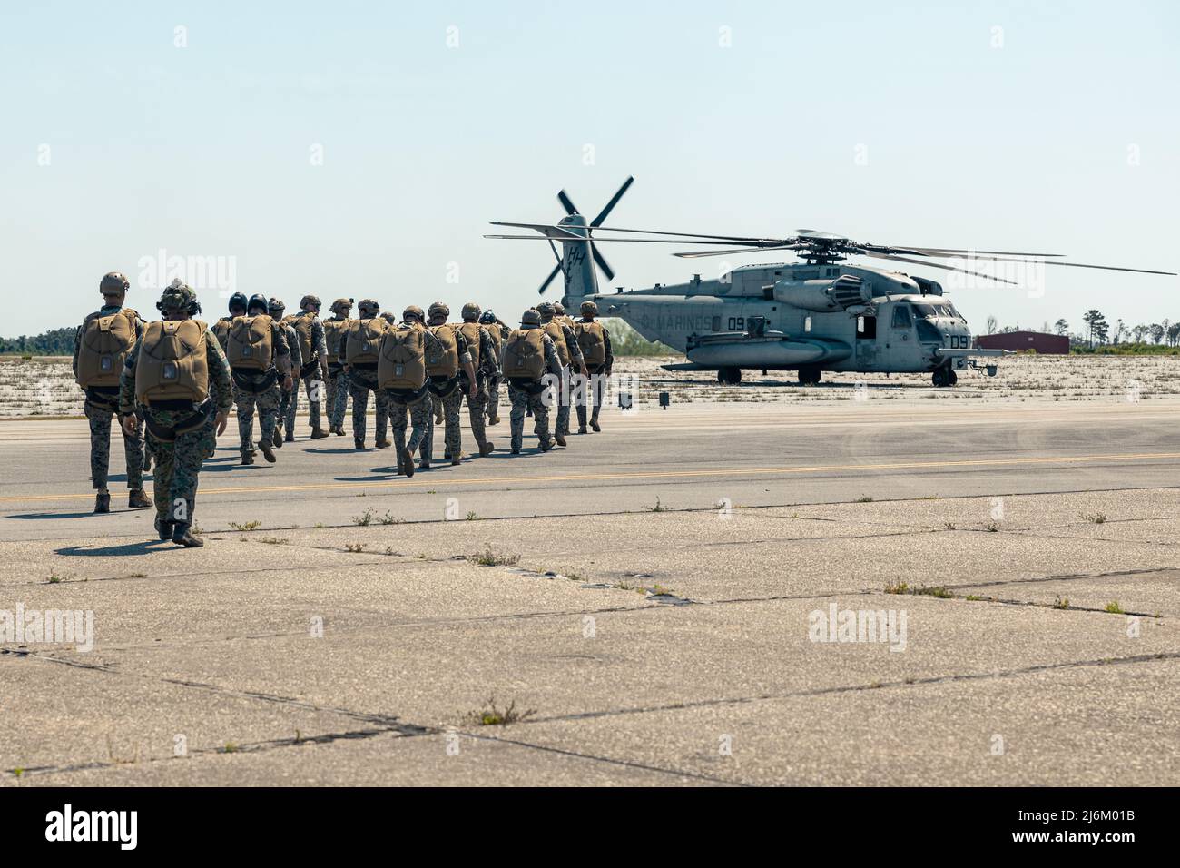 U.S. Marines with 2d Reconnaissance Battalion, 2d Marine Division ...